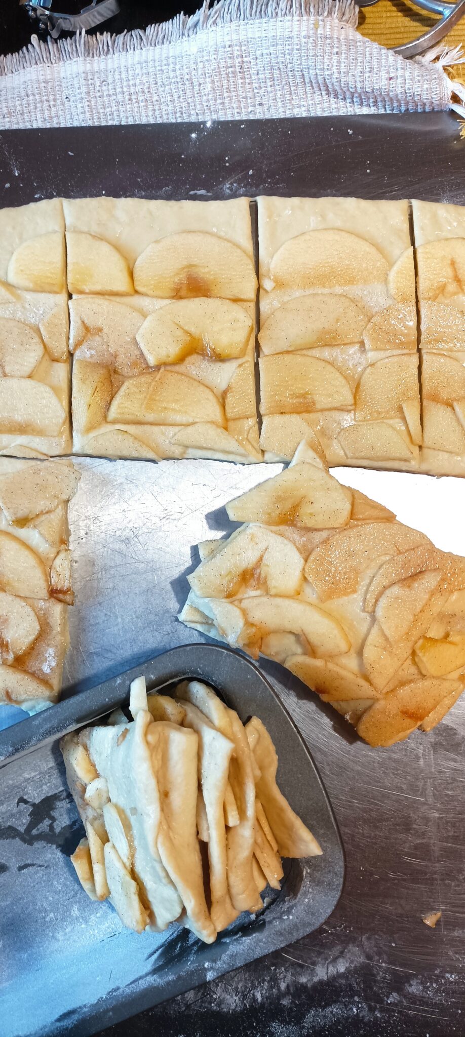 Pull Apart Bread con mele e salsa mou - Le Tortine - home made bakery