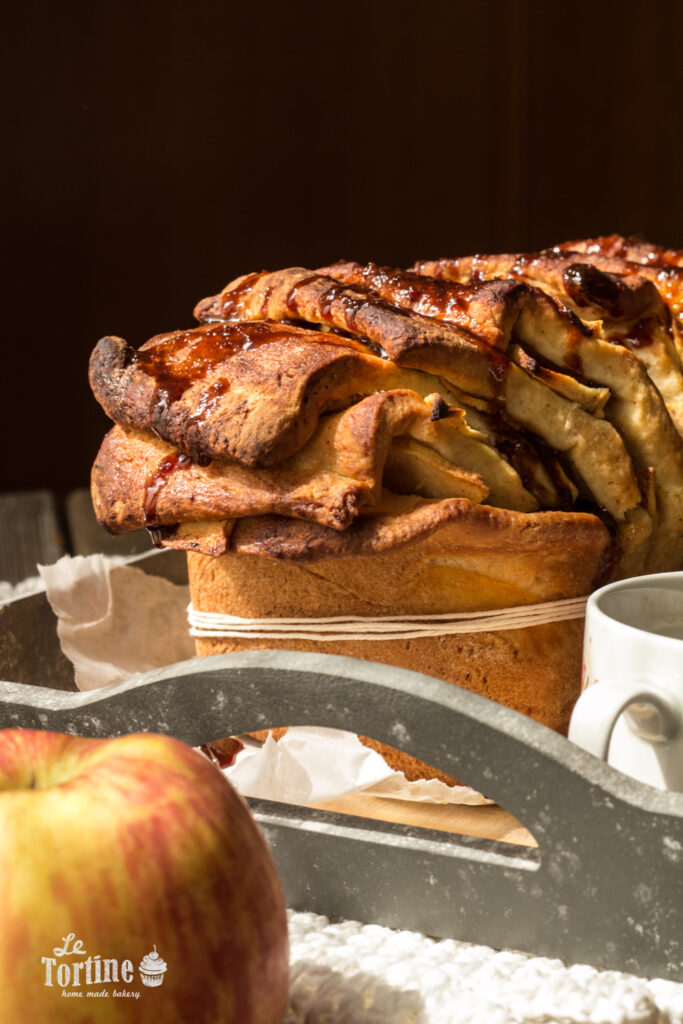 Pull Apart Bread con mele e salsa mou - Le Tortine - home made bakery